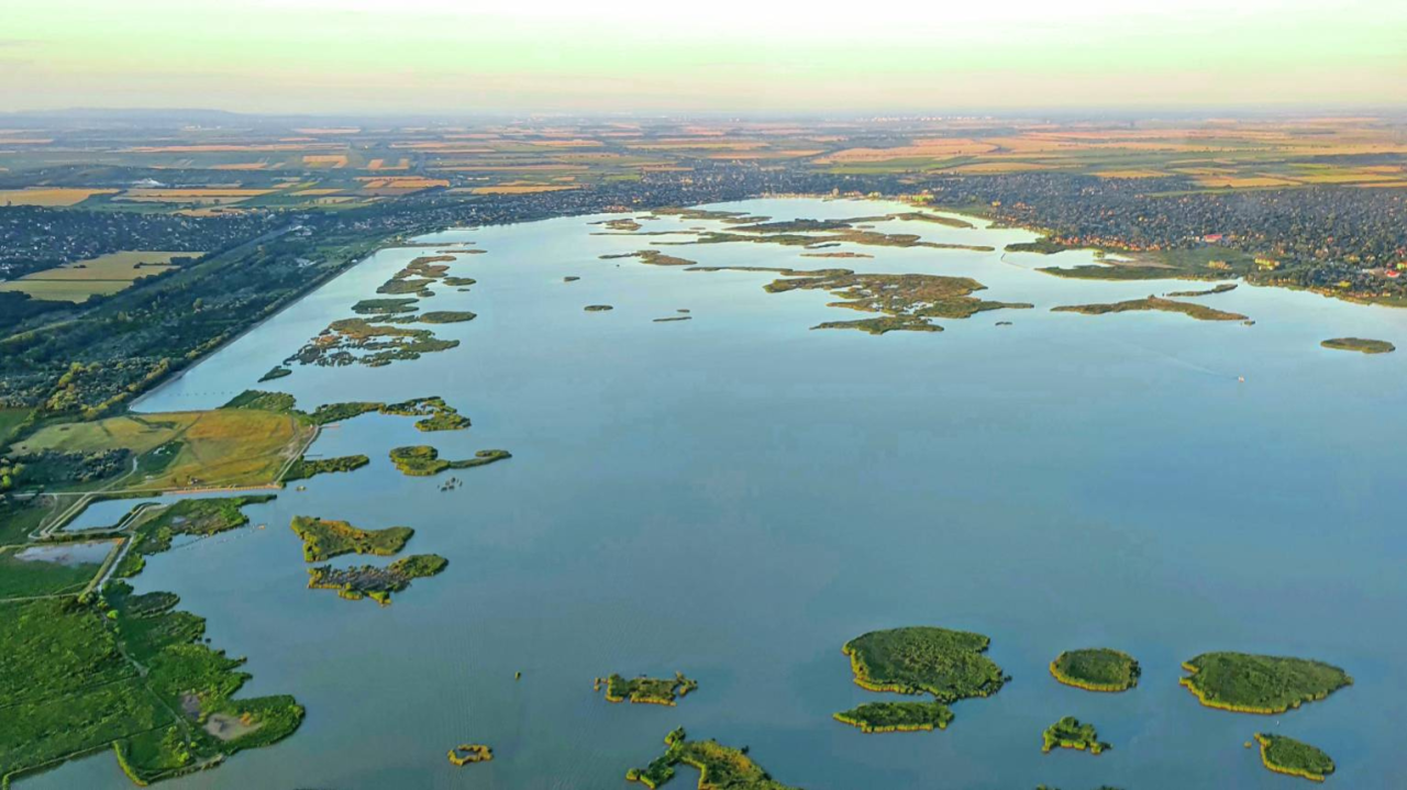 Sétarepülés egy Cessna 172-es repülővel a Velencei tó felett ...